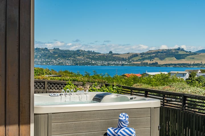 Retreat On Harvey - Premium Home + Views + Hot Tub - Taupō