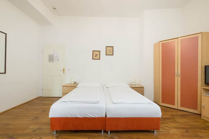 Pension Votiv: 4 Bettzimmer - Vienna