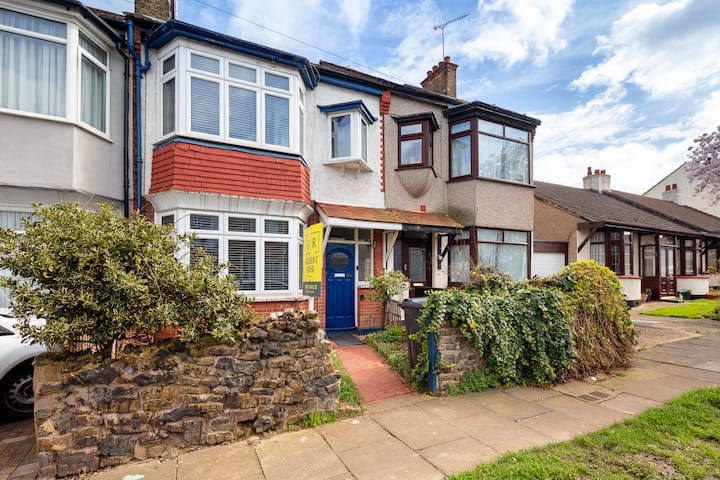 Spacious 4 Bedroom 2 Bath House | Garden | Wi-fi - Southend-on-Sea
