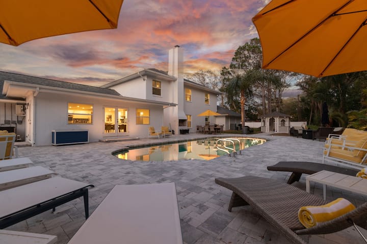 Fall Escape 7br Lux Lake Villa Pool, Golf, Firepit - Dunedin, FL