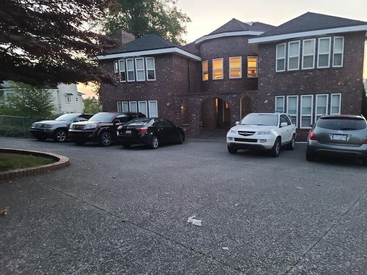 Cozy 9 Bed House - New Westminster