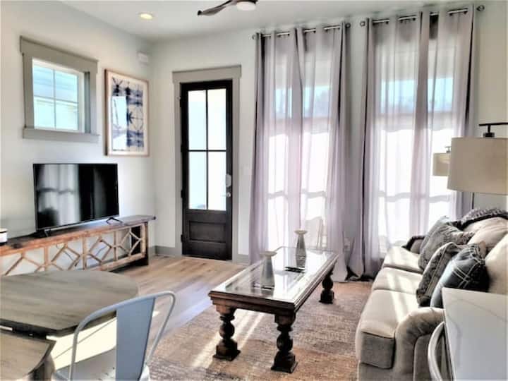 Charming Getaway | 12 Minutes To Beach - Pensacola, FL