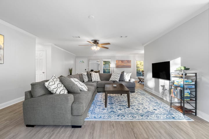 Charming Family Friendly Getaway W/ Private Suite - Pensacola, FL