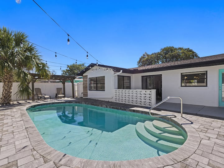 Huge - 12 Bed | Luxury Pool Home - Anna Maria Island, FL