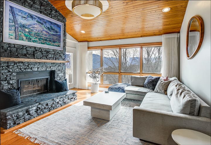 Lux Retro Getaway W/ Ober & Smoky Mtn Views! - Gatlinburg, TN