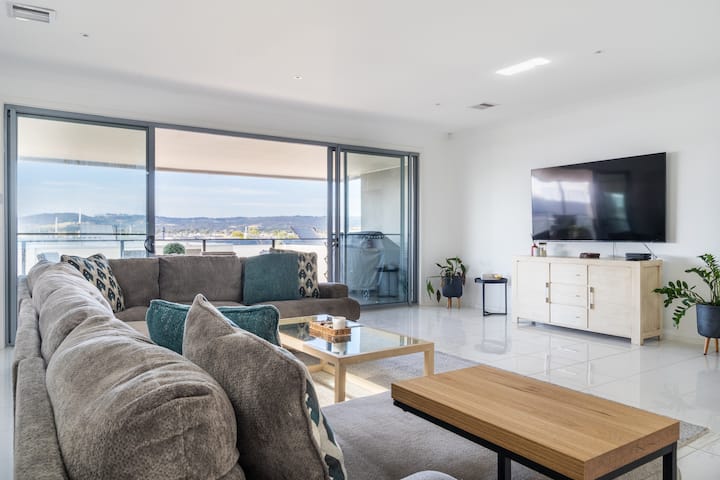 Helm House—a Contemporary Coastal Group Retreat - Dromana