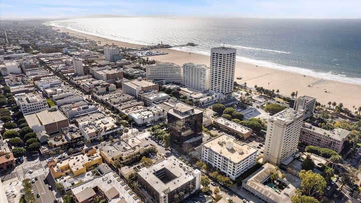 Santa Monica Gem | 4 Blocks To Beach And Promenade - Santa Monica, CA