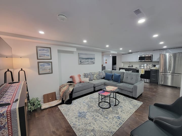 Modern 2 Br Basement Apartment - ミシサガ