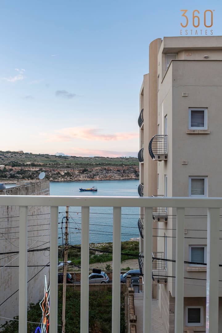 Spacious 3br Designer Home Just Off The Promenade - Malta