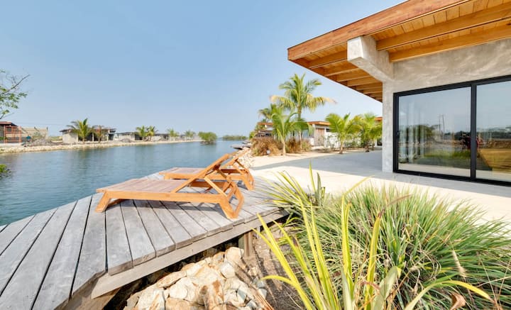 Seabird Haven Villa 8: 4bdr, 3ba, Dock - Placencia