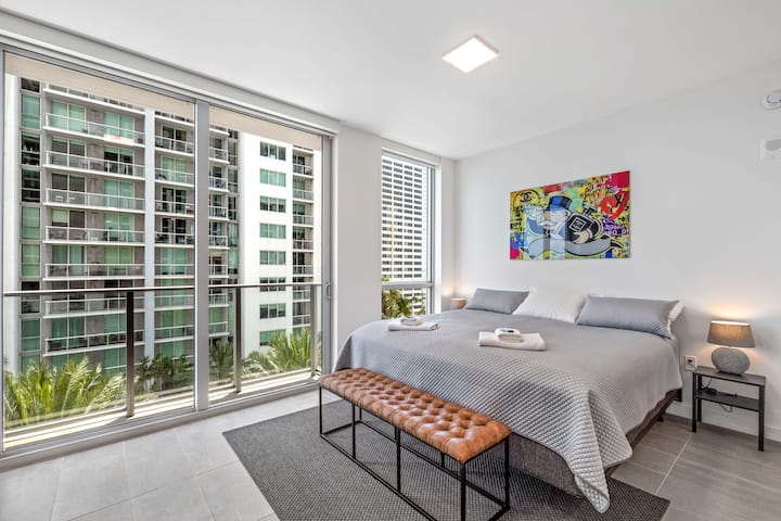 Downtown Luxury Studio Pool/gym - Key Biscayne, FL