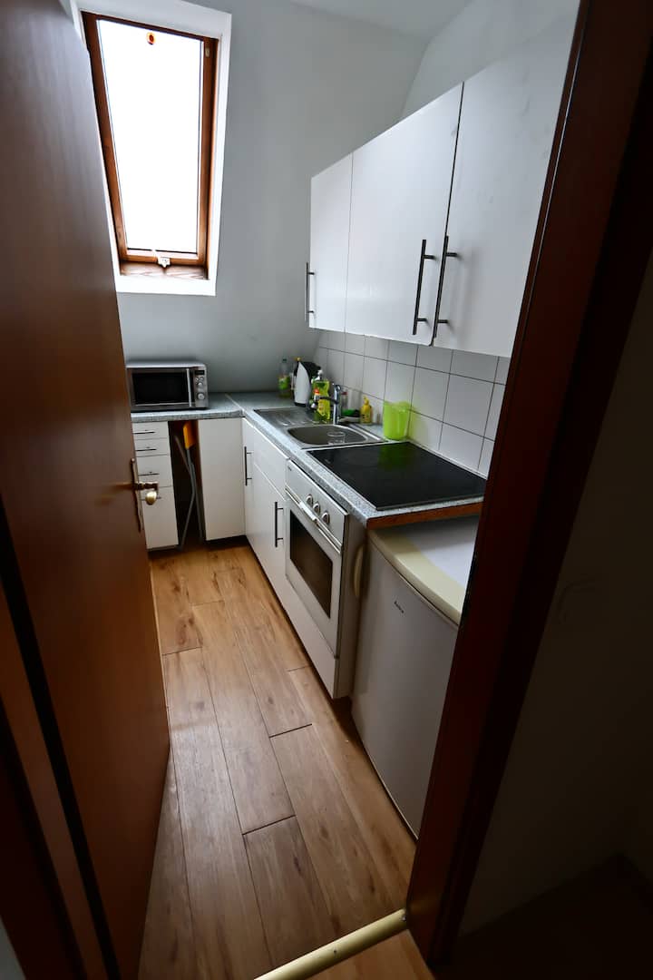 527,43 Ft²,  1,056 Miles  To Essen University Hosp - Essen