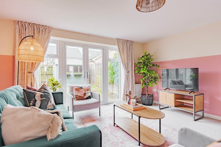 Mr Stylish Home, Fast Wifi & Private Parking - Cambridgeshire