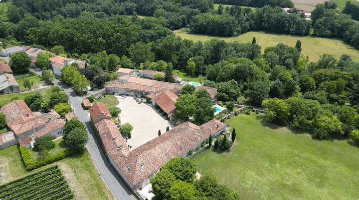 Logis Du Paradis - 12 Chambres - Moyenne Saison - Charente