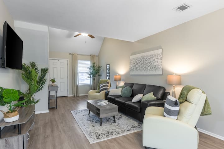 Tranquil Newly Furnished Oasis - Kearney, MO