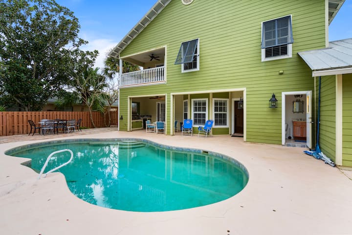 Whispering Waves: Pool, Bikes & Walk To Beach - Melbourne, FL