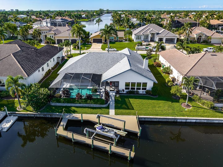 Luxurious Waterfront Retreat, Gulf Access Pool/spa - Cape Coral, FL