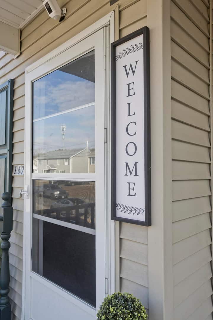 Cozy Duplex 2 - Two Bedroom - Ludlow, MA