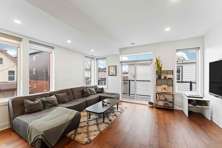Posh 2bd *Free Parking* | Little Italy - Ottawa