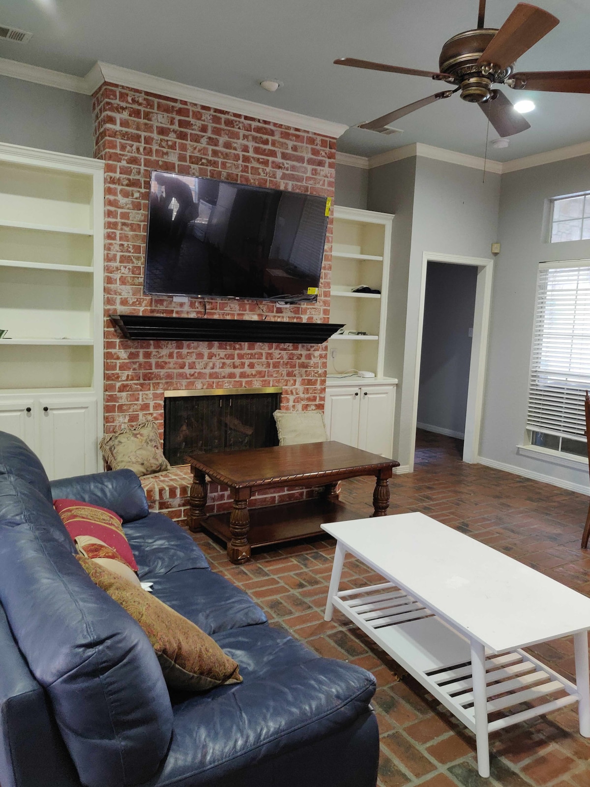 Privatzimmer mit geteiltem Bad – Erster Stock - Häuser zur Miete in ...