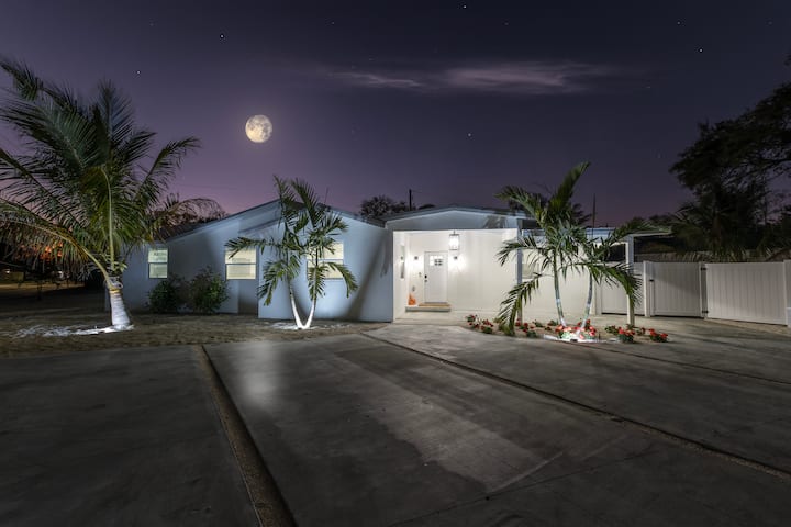 Reef Escape:swim Spa, Sunsets, Murals & Family Fun - 브레이든턴