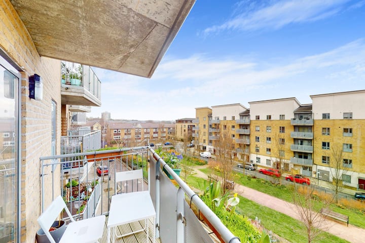 Spacious 3-bed With Balcony, 5-min Walk To Station - London
