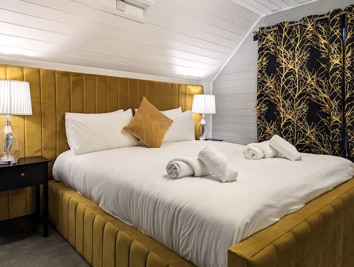 Lugh 9 - Hot Tub - Cabin In Perth, Pets - Perth