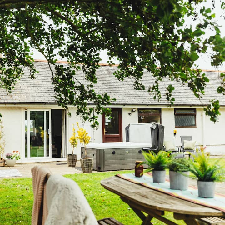 Country Cottage With Hot Tub - Trearddur Bay