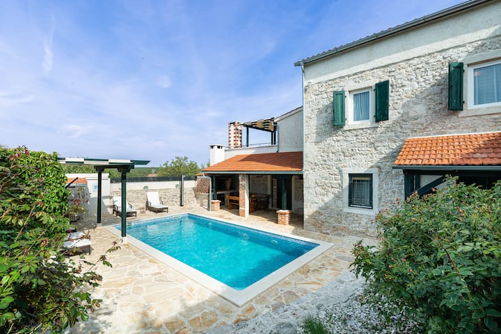Villa Mia W/ Private Pool - Sukošan