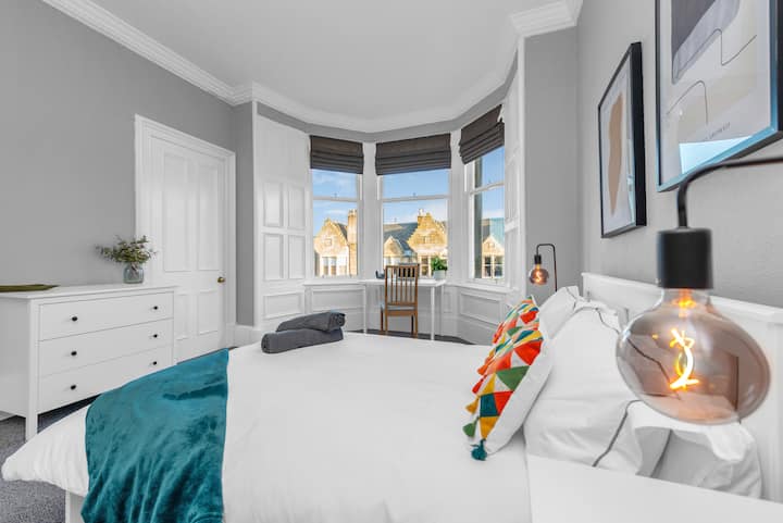 Newly Refurbished 3 Bedroom Flat - Edinburgh