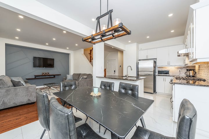 4 Bdr, Beautiful Home Burlington - Burlington