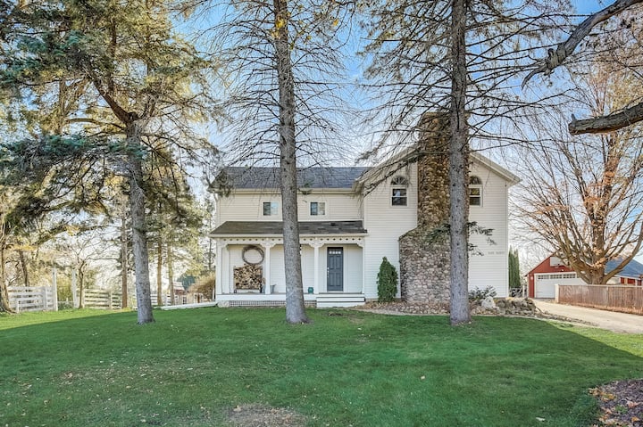 Glamour Chic Country Farmhouse - Germantown, WI