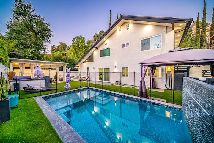 Luxury Oasis: Heated Pool & Home Theater - Calabasas, CA