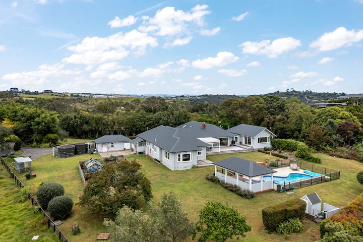 Countryside Haven Retreat With Pool And Deck - Beachlands