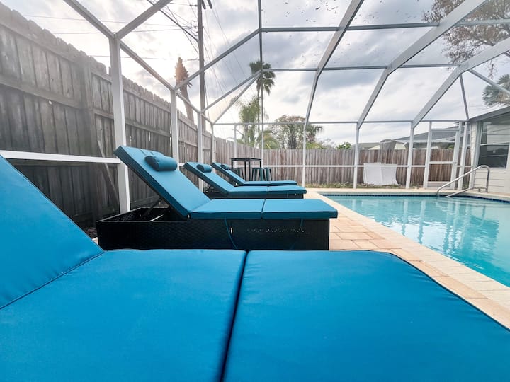 Fun & Stylish 4/2 Pool Home W/ Pool Table! - Tampa