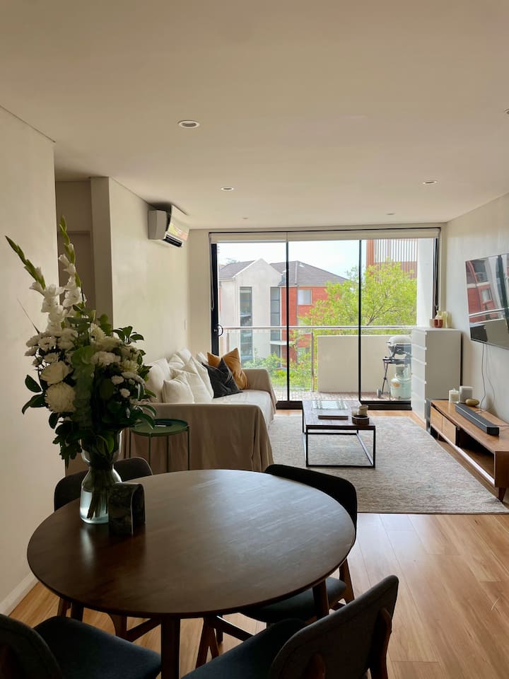 Light Filled, Spacious Apartment - Sydney