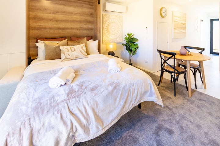 Central Oasis: Charming Studio With Backyard - Lyttelton