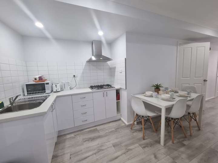 Cozy 2br Bungalow – Perfect For Long Stays - St Albans