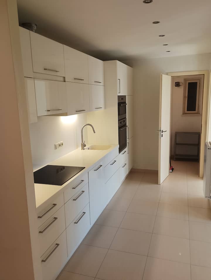 Spacious Modern 3 Bedroom Aparment - Prague Václav Havel Airport (PRG)