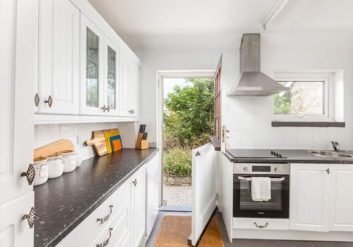 4 Bedroom Beach Cottage + Sea Views + Parking - Penzance