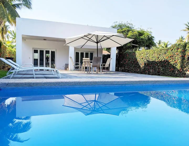Casa En Club Santiago. A 3 Cuadras De La Playa - Manzanillo