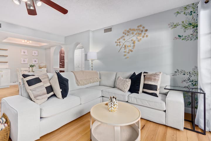 Sun, Pools, Pickleball, Internet & Free Parking - Phoenix, AZ