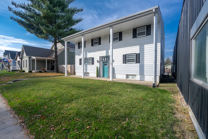 Sleeps 14! Downtown Indy | 5 Min To Lucas Oil! - Indianapolis, IN