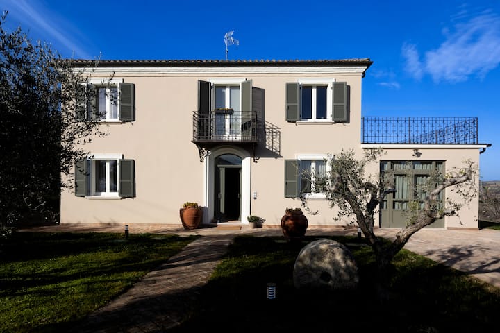 Stanza In B&b Sulle Colline - Ampia Camera - Santarcangelo di Romagna