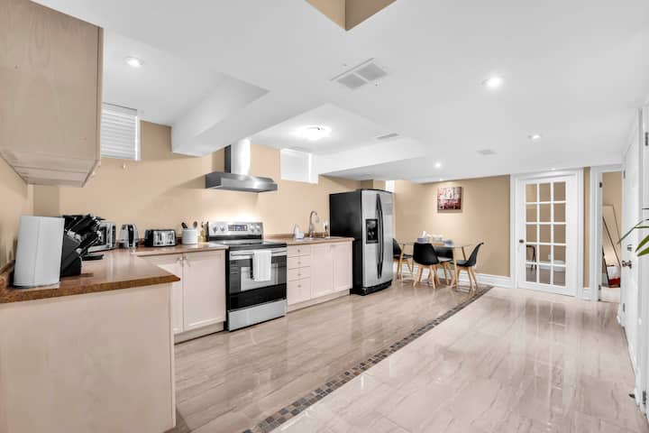 Modern Burlington Suite Alton Village: Wifi - Burlington