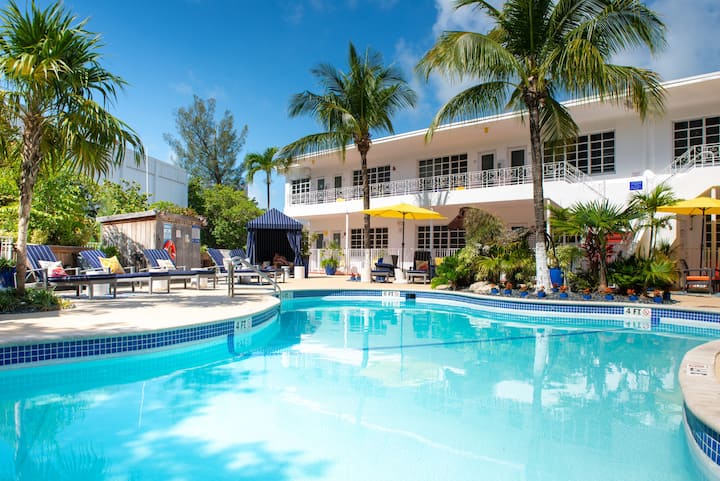 Miami Beach One Bedroom Apartment, Pool & Kitchen - South Beach, FL