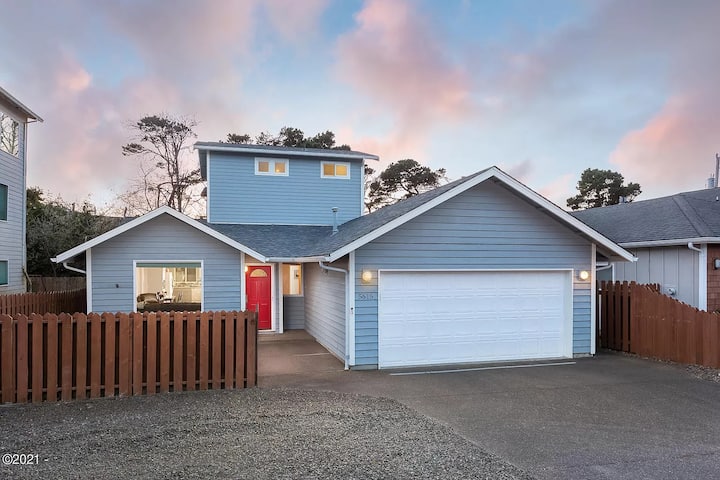 Newly Remodeled, Cozy, Modern, Partial Ocean Views - Lincoln City, OR