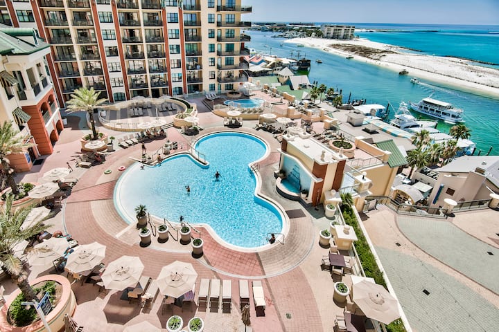 Upscale Hotel Room Located Right Above The Action! - Destin, FL