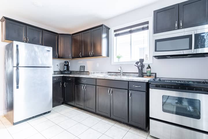 Cozy Centrally Located 3 Bedroom - カナダ ウィンザー
