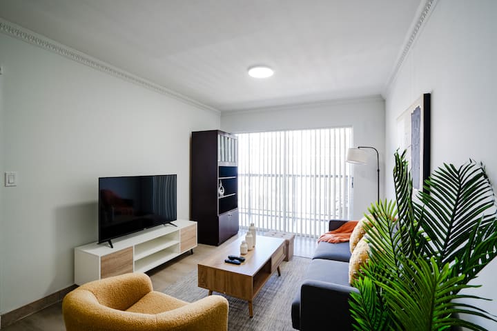2bedroom/2bath Near Beach With Pool & Parking. - Sunny Isles Beach, FL